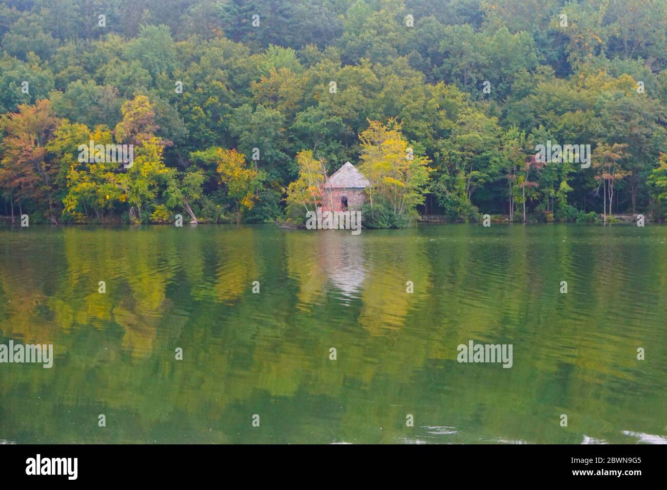 Tarrytown, New York, USA: A small stone building on the Tarrytown ...