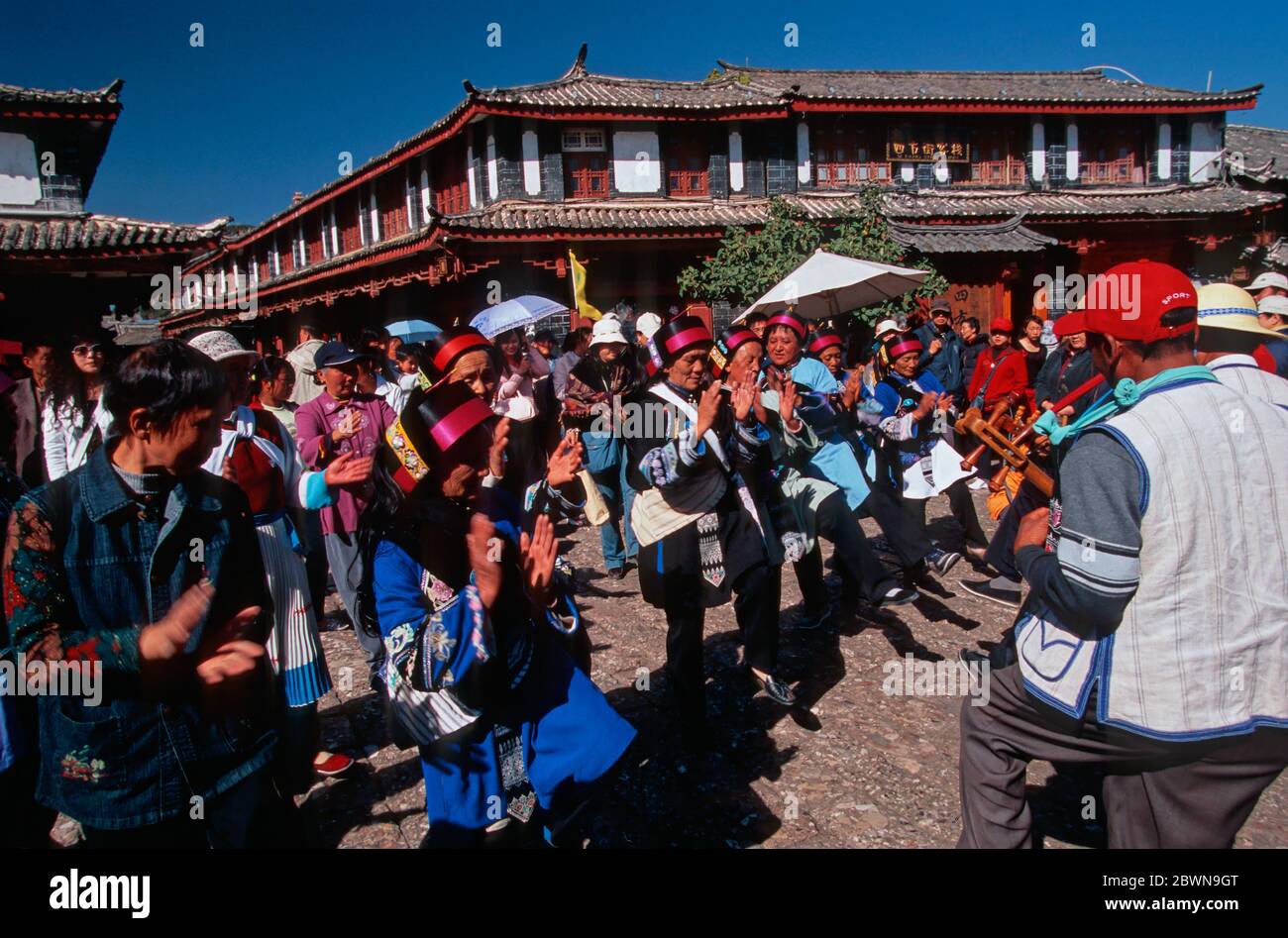Traditional naxi dances in sifang jie main plaza of lijiang hi-res ...