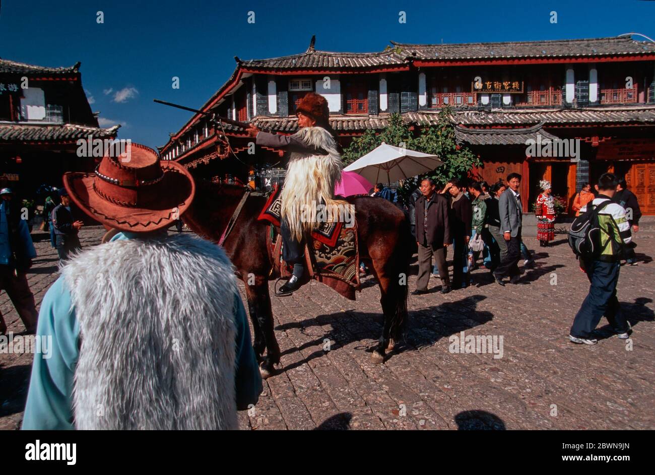 TRADITIONAL NAXI DANCES IN SIFANG JIE MAIN PLAZA OF LIJIANG, ANCIENT ...