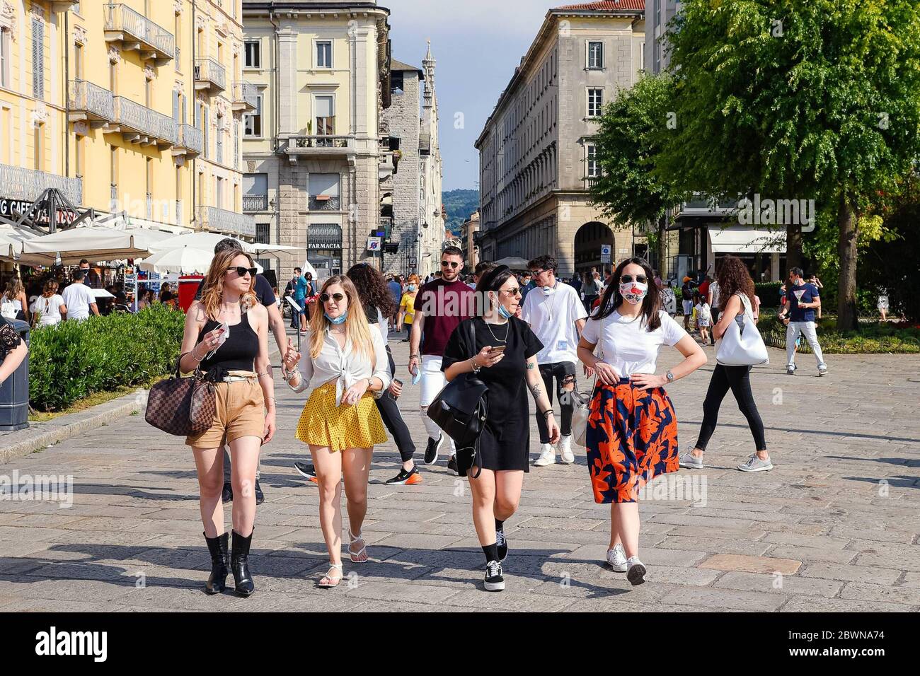 Como tourists in Piazza Cavour, feast of the republic (Andrea Butti ...