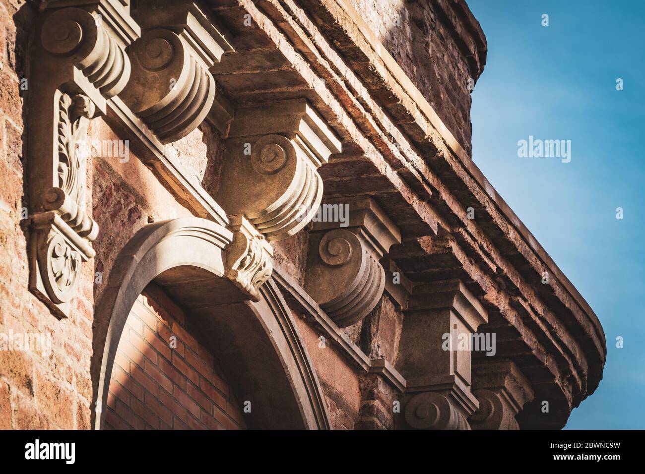 Red brick cornice hi-res stock photography and images - Alamy