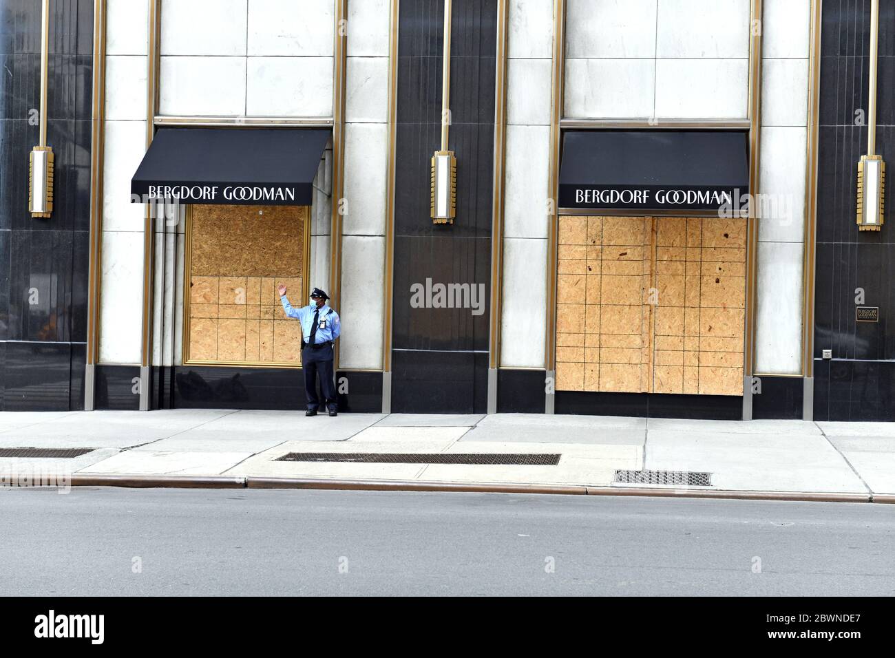 Retailers in NYC already strained by COVID-19 shutdowns, board up ...