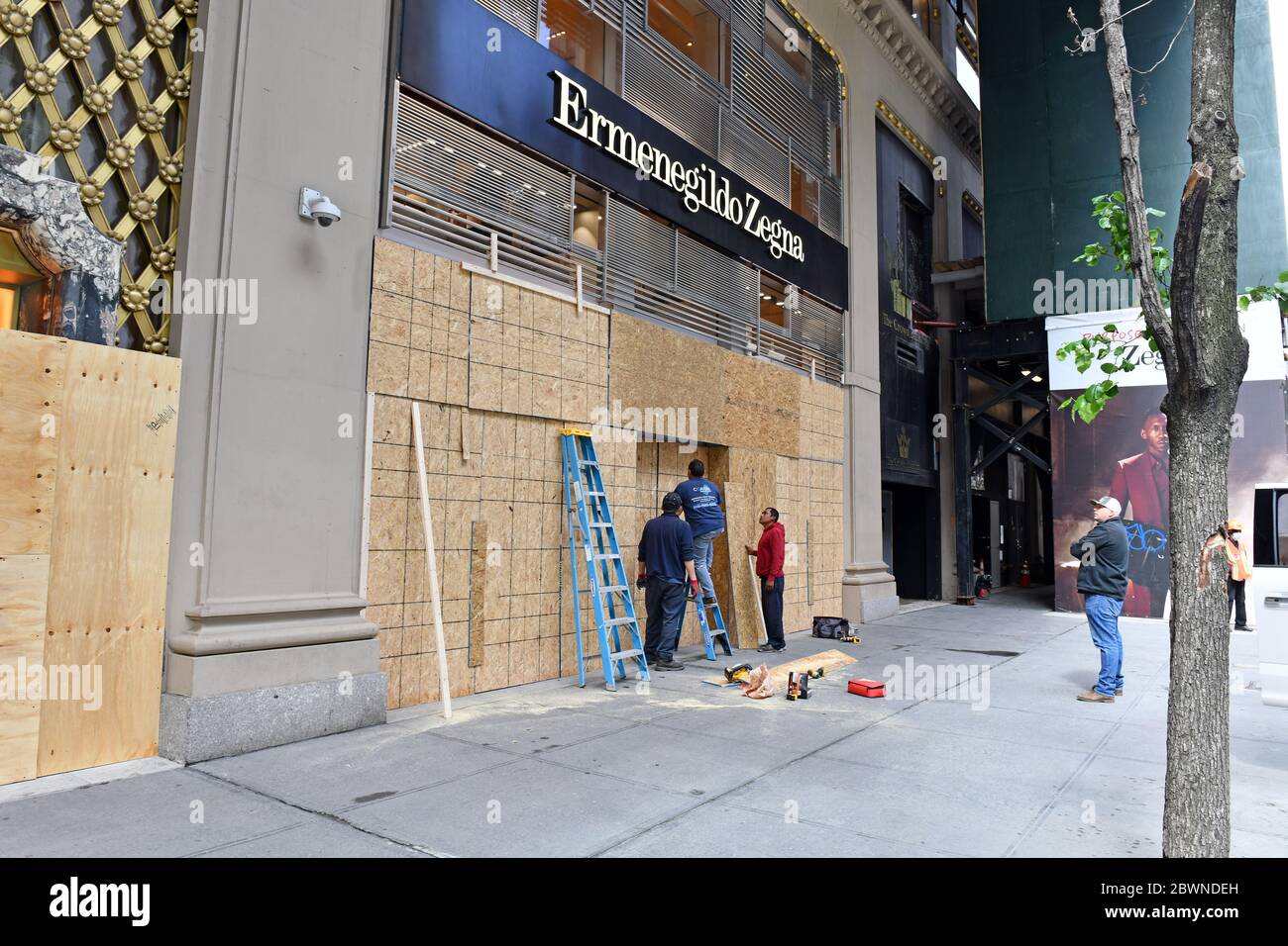 Retailers in NYC already strained by COVID-19 shutdowns, board up ...