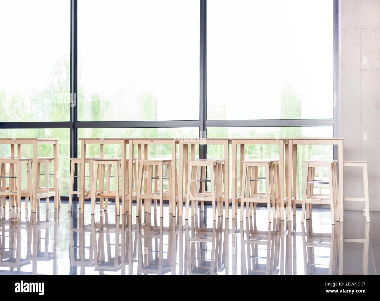 Empty seats around table hi-res stock photography and images - Alamy