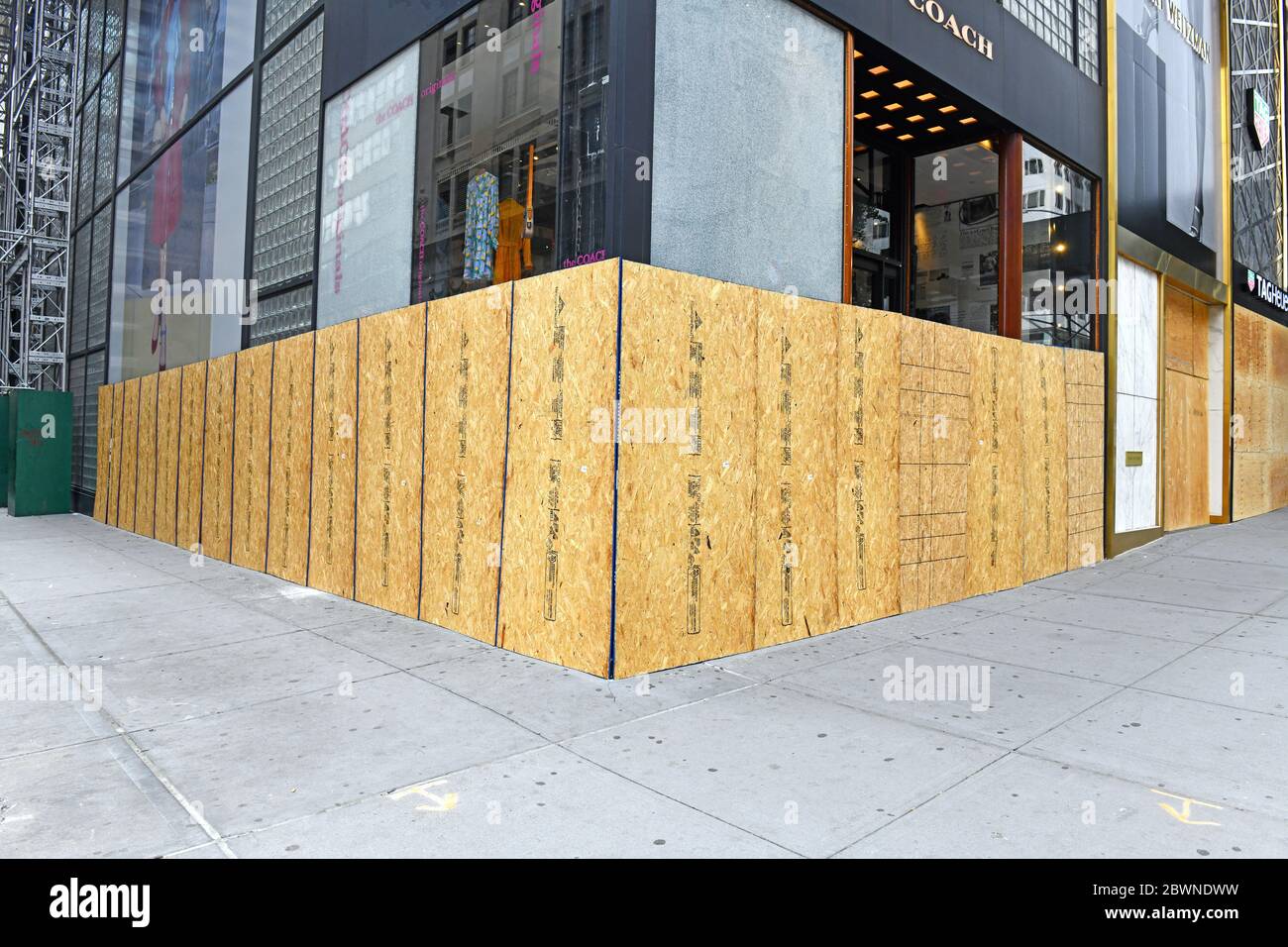 Retailers in NYC already strained by COVID-19 shutdowns, board up ...
