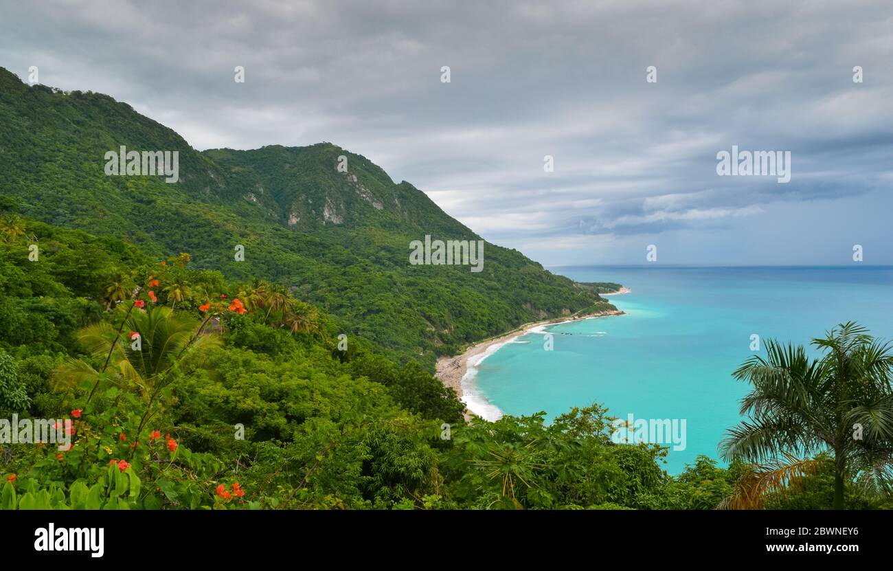 Turquoise beach with green mountains in the background in Barahona ...