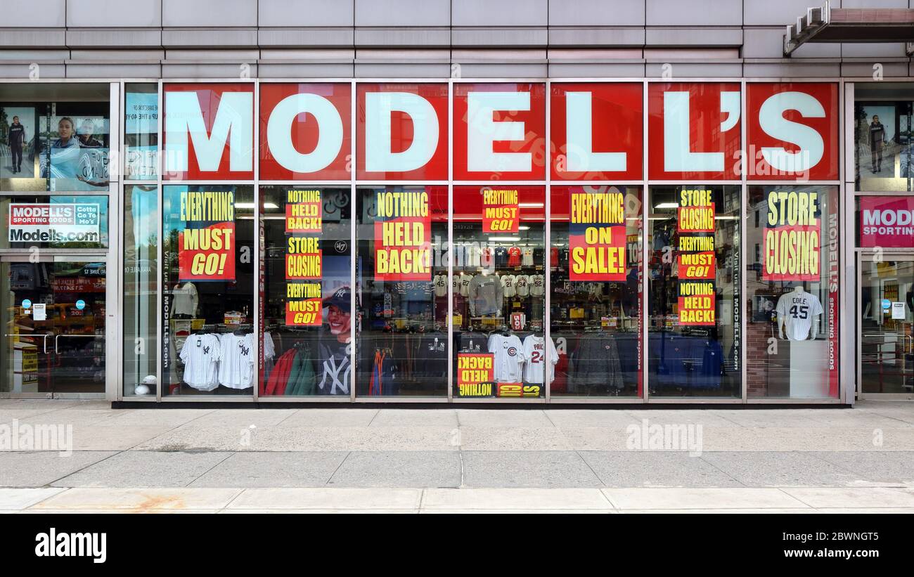 Modell’s Sporting Goods Store High Resolution Stock Photography and ...