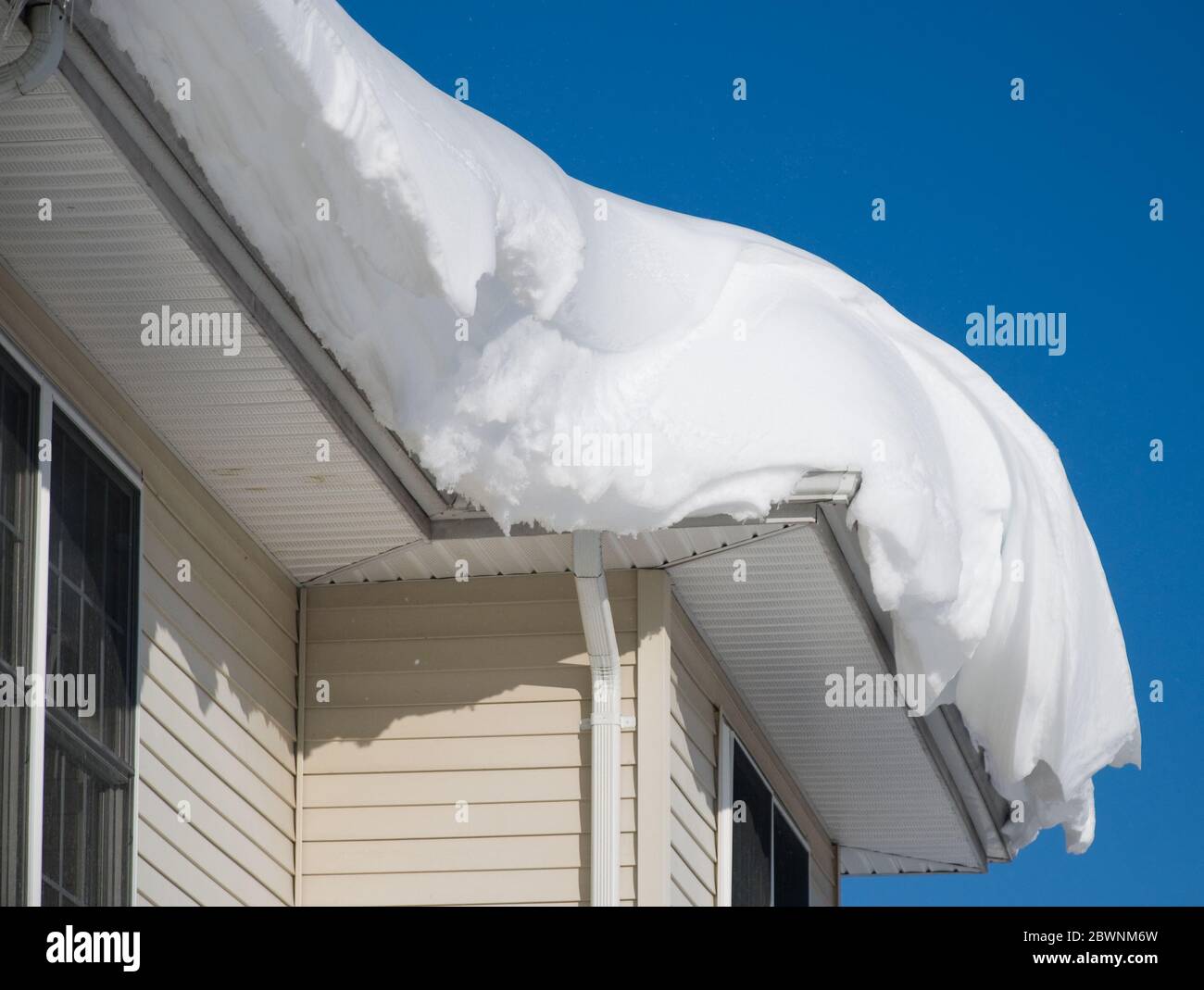 Snow drift on roof after two days of snowfalls Stock Photo - Alamy