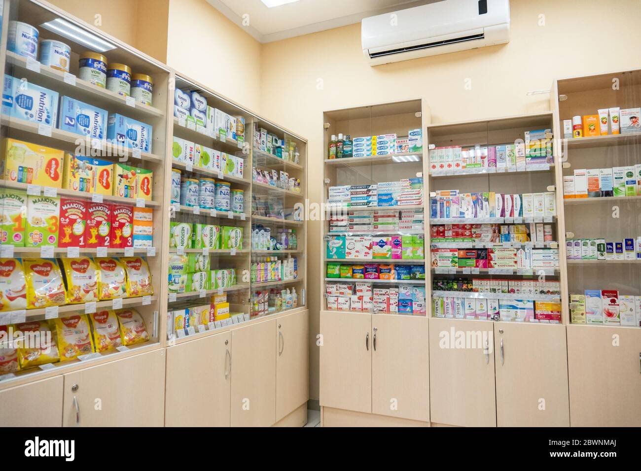 Toothpaste store shelves hi-res stock photography and images - Alamy