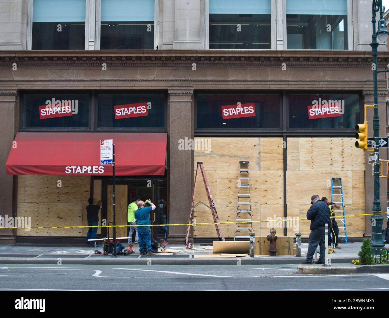 Looting hi-res stock photography and images - Alamy