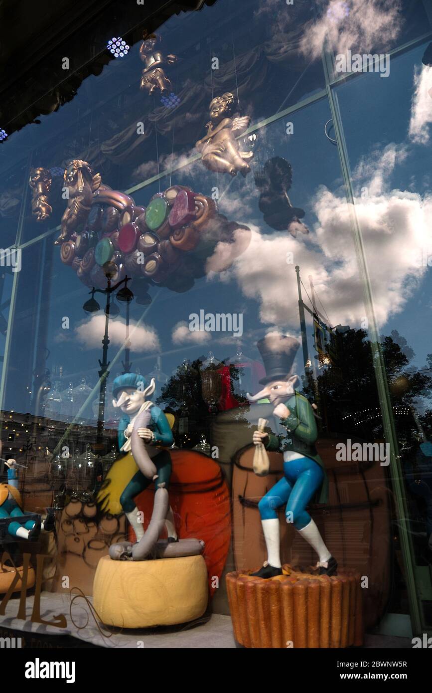 A shop window doll in St. Petersburg, on the glass - a reflection of ...