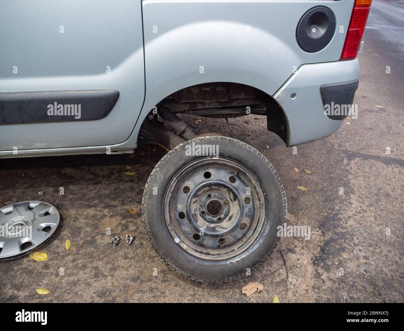 Car puncture repair hi-res stock photography and images - Alamy