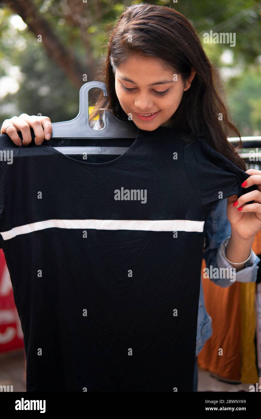 Shopping teen clothes hi-res stock photography and images - Alamy