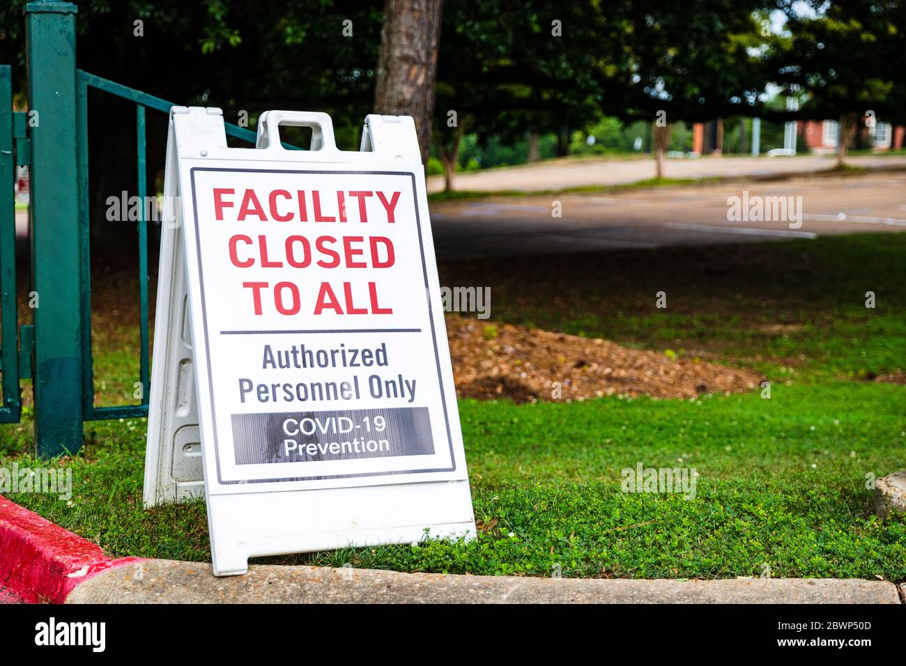Sign for a Facility closed due to COVID-19 prevention Stock Photo - Alamy