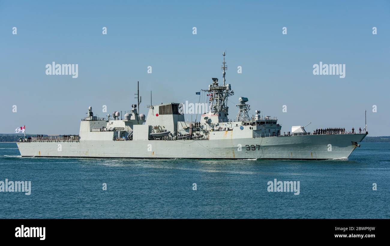 Royal navy gun crew hi-res stock photography and images - Alamy