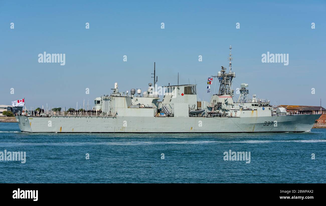 Royal navy gun crew hi-res stock photography and images - Alamy