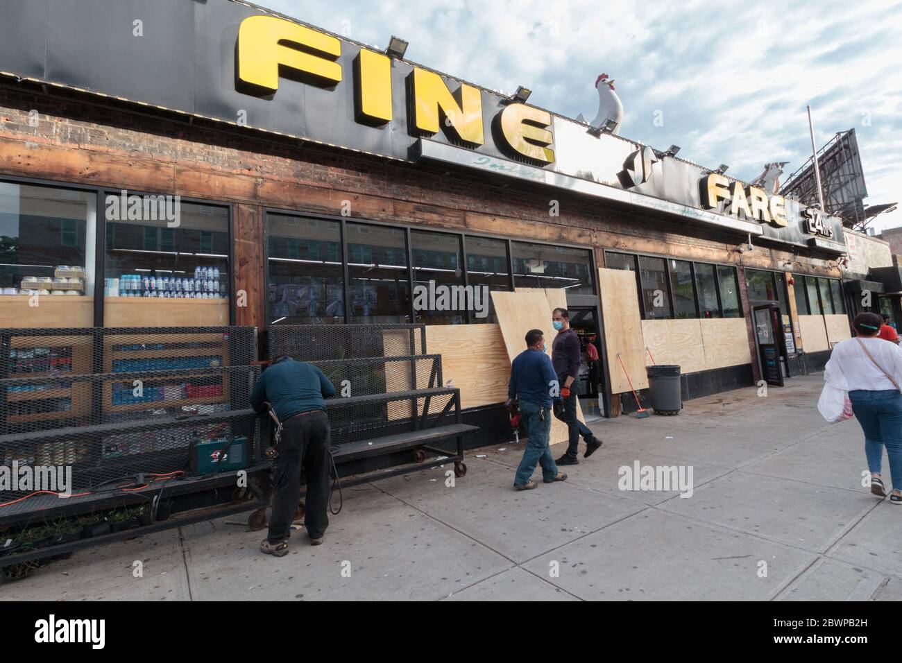 Looting hi-res stock photography and images - Alamy