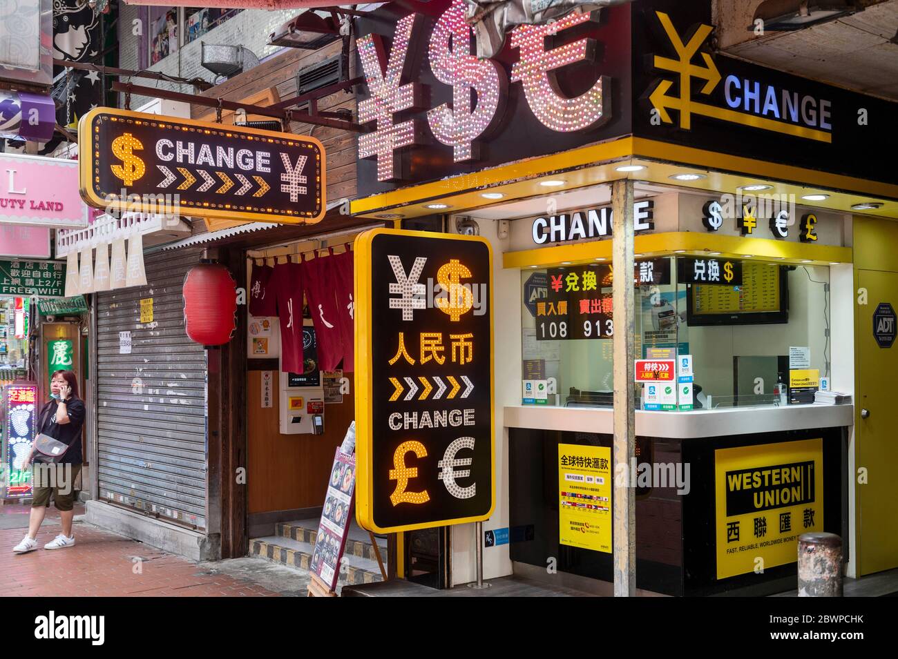 Currency exchange shop hong kong hi-res stock photography and images ...
