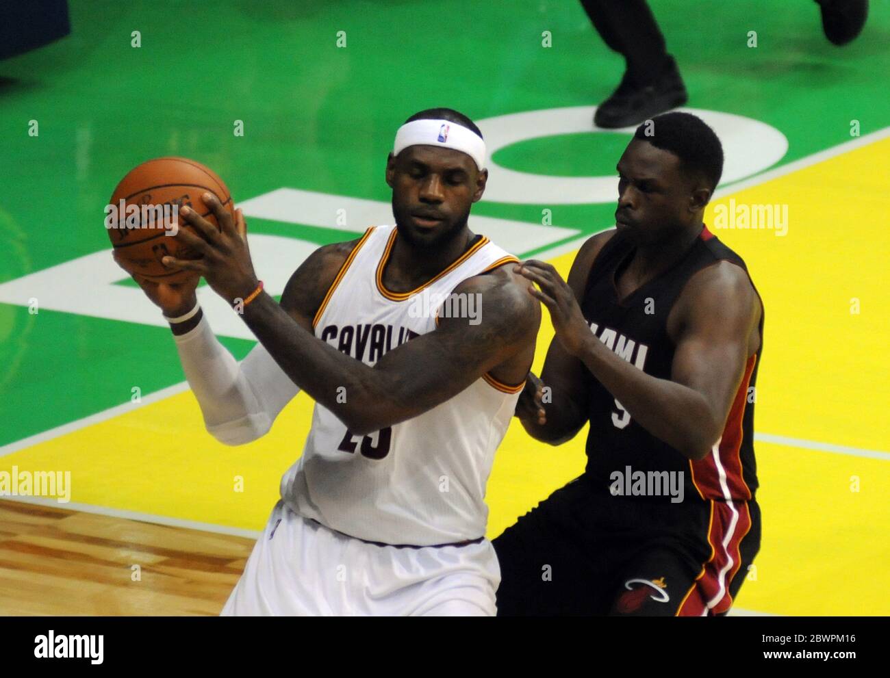 Lebron james basketball playing hi-res stock photography and images - Alamy