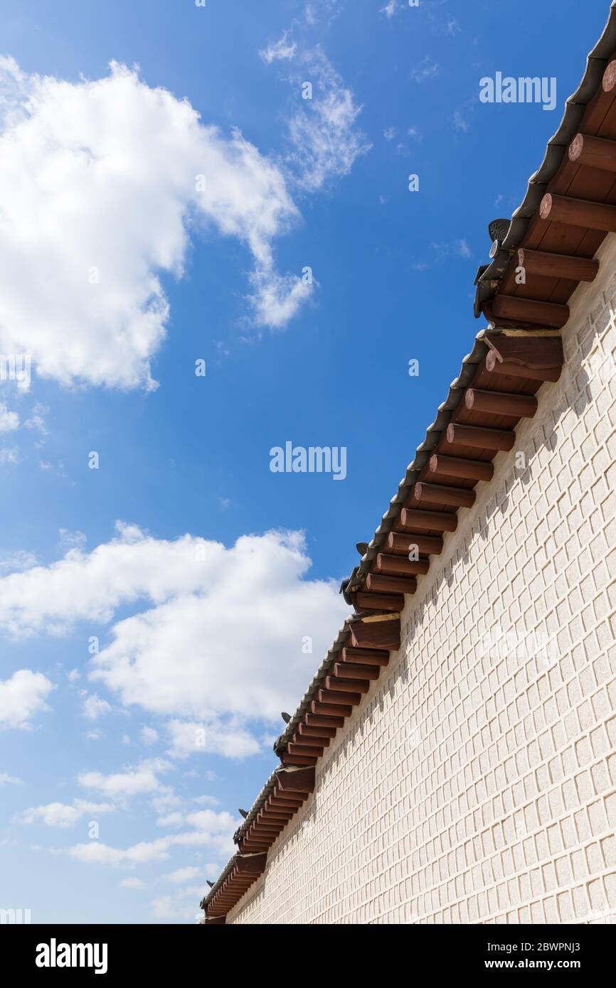 Traditional wall of Gyeongbokgung Palace in Seoul, South Korea Stock ...