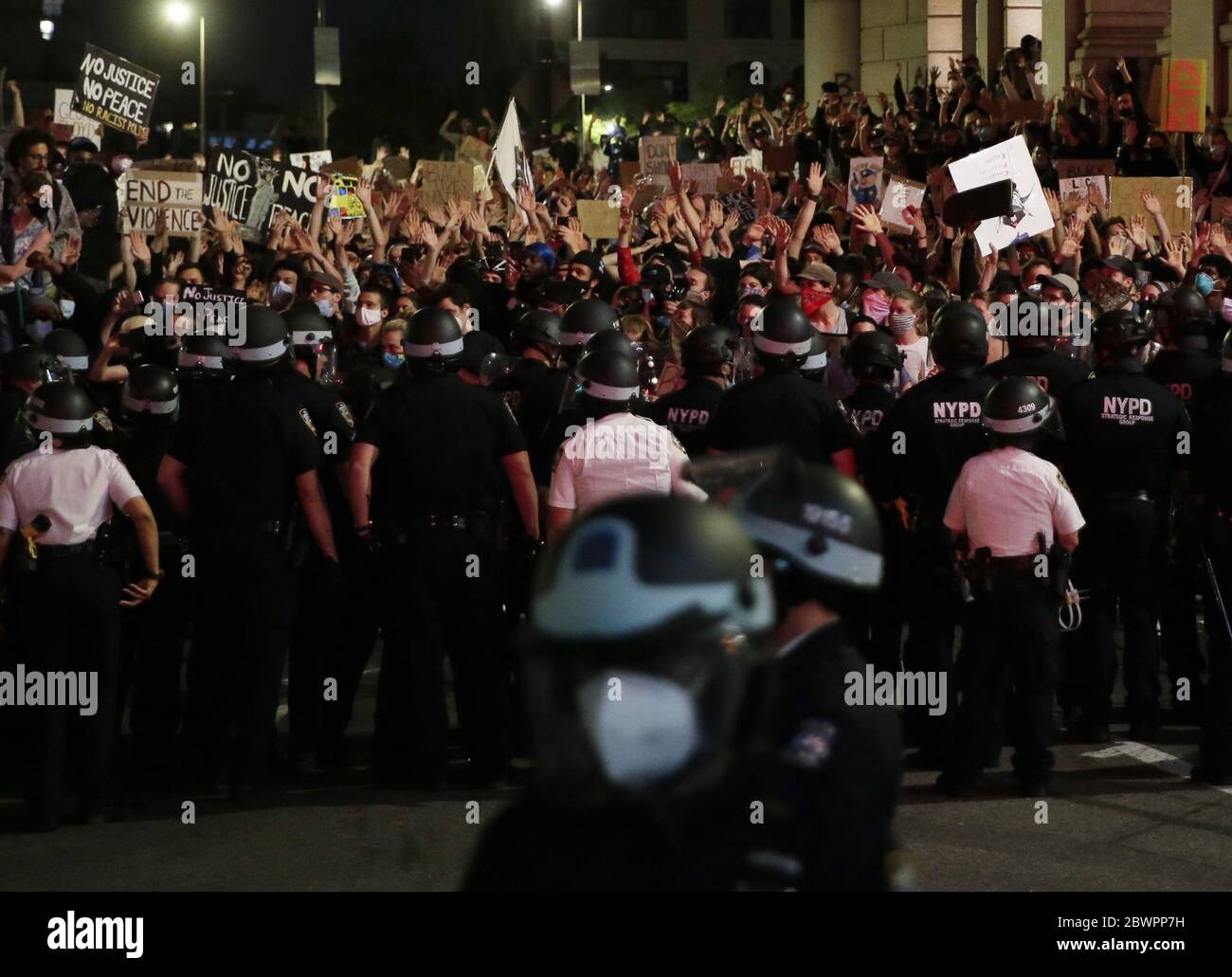 Police officers in riot gear hi-res stock photography and images - Alamy