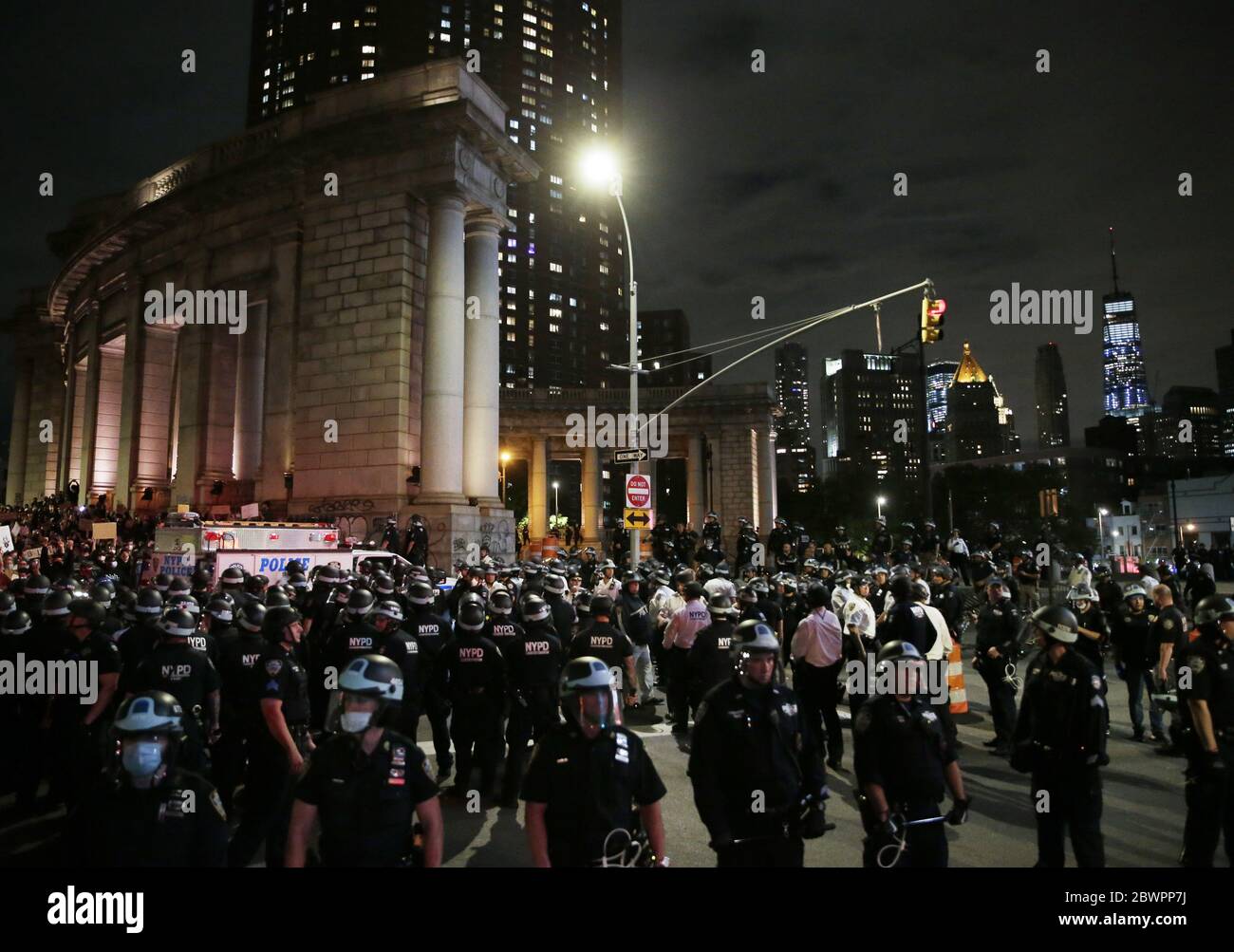 Police officers in riot gear hi-res stock photography and images - Alamy