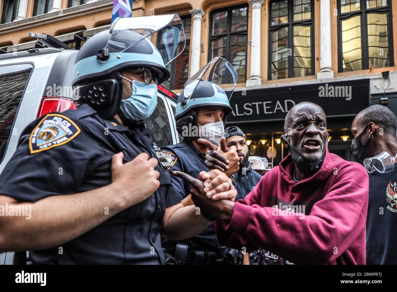 Kneeling police officer hi-res stock photography and images - Alamy