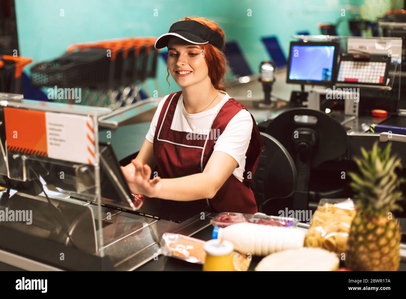 Woman work beauty department store hi-res stock photography and images ...