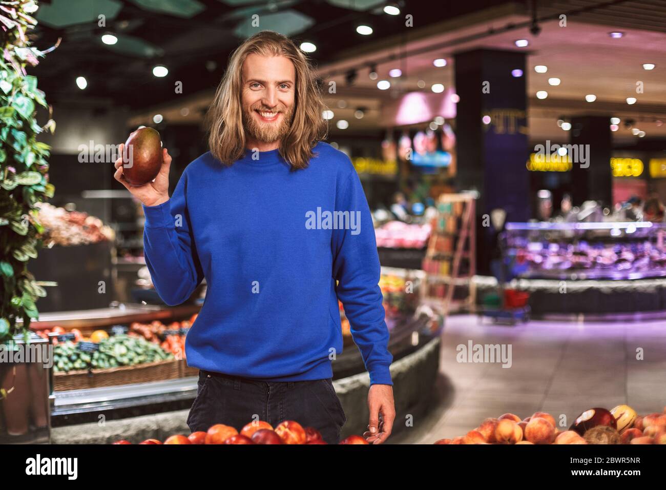 Hand man holding mango hi-res stock photography and images - Alamy