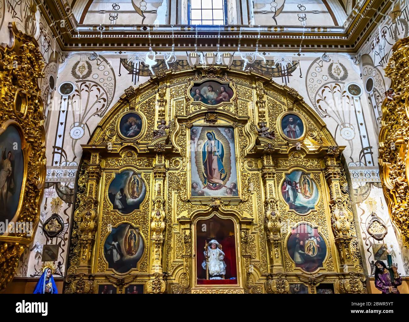 Golden altarpiece hi-res stock photography and images - Alamy
