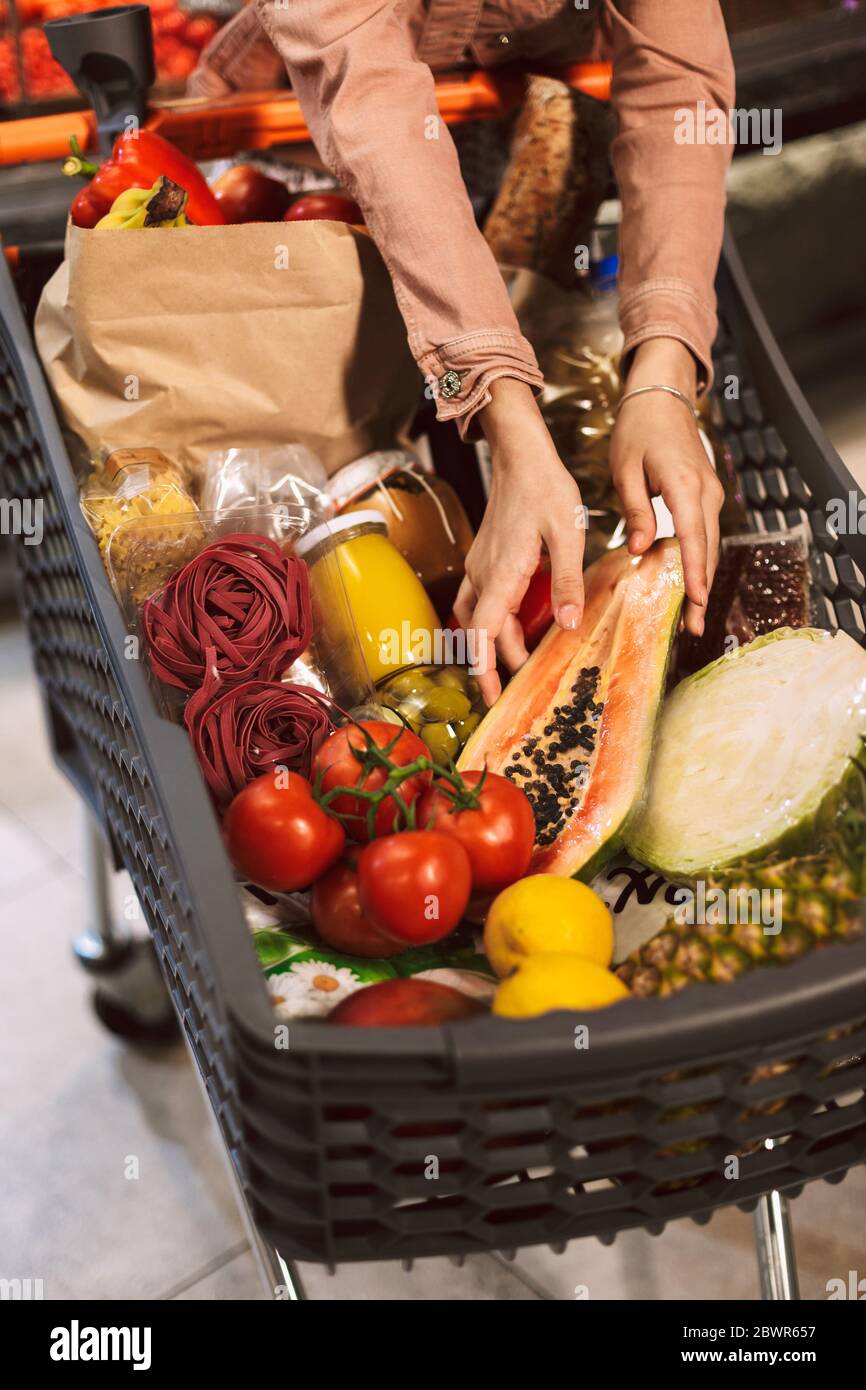 Large full grocery trolley hi-res stock photography and images - Alamy