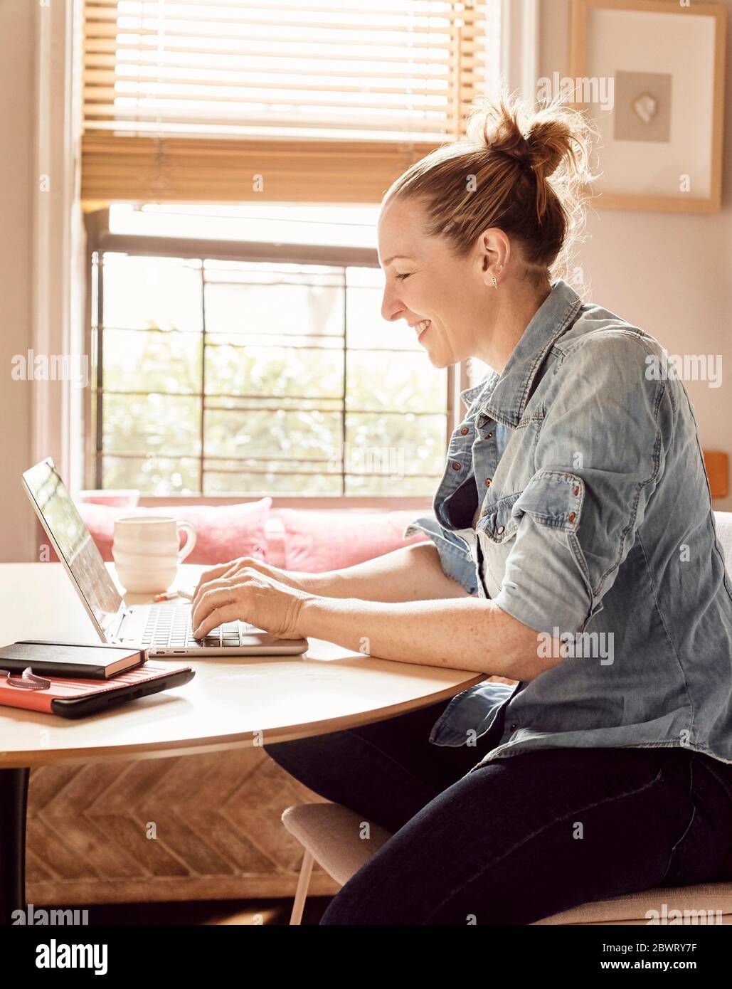 Desk zoom call work hi-res stock photography and images - Alamy