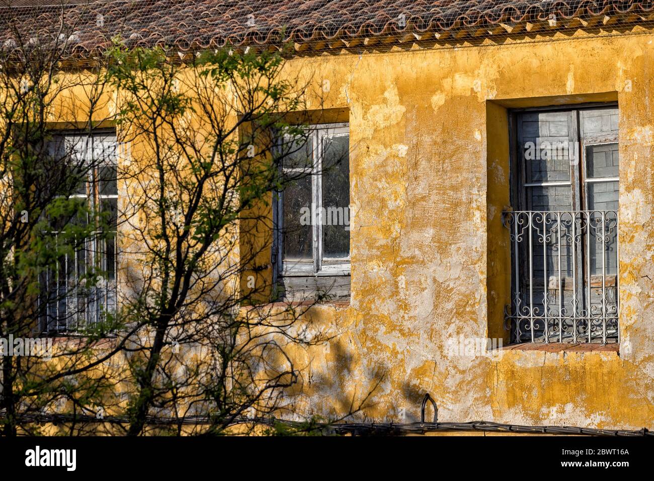 Yellow facade old building hi-res stock photography and images - Alamy
