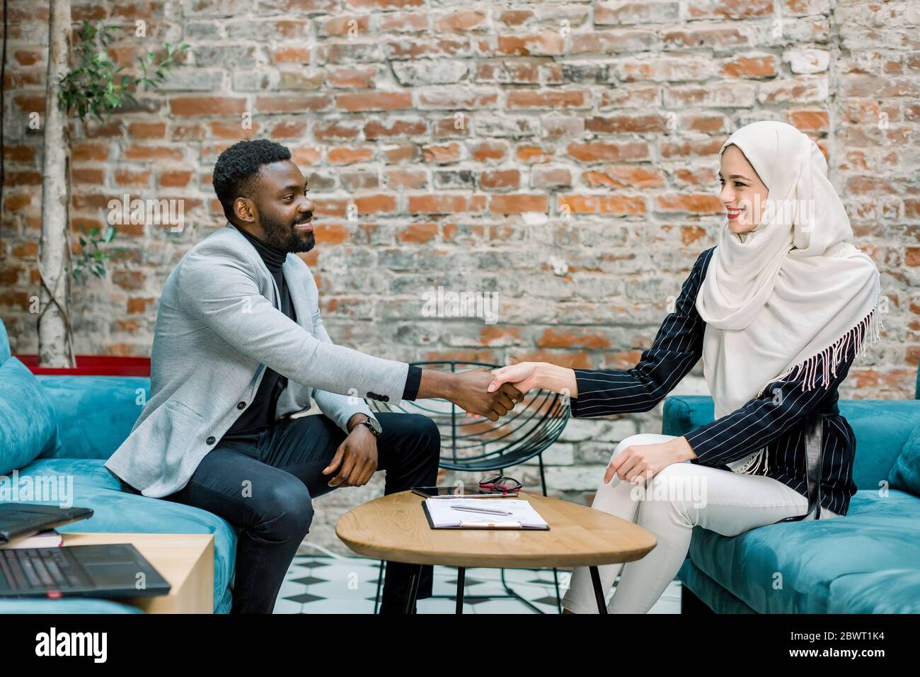 Women muslim meeting office hi-res stock photography and images - Alamy