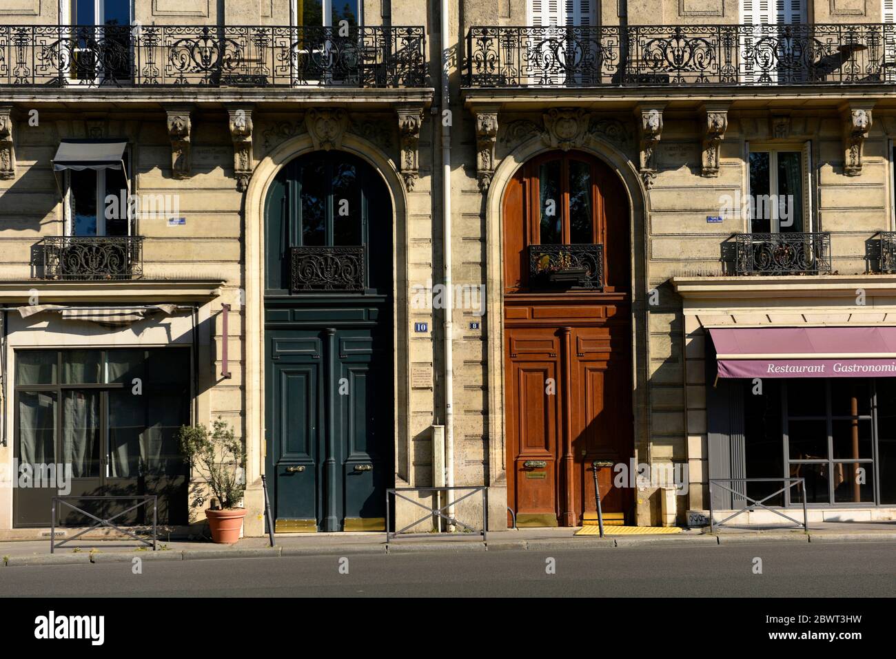 Paris door hi-res stock photography and images - Alamy