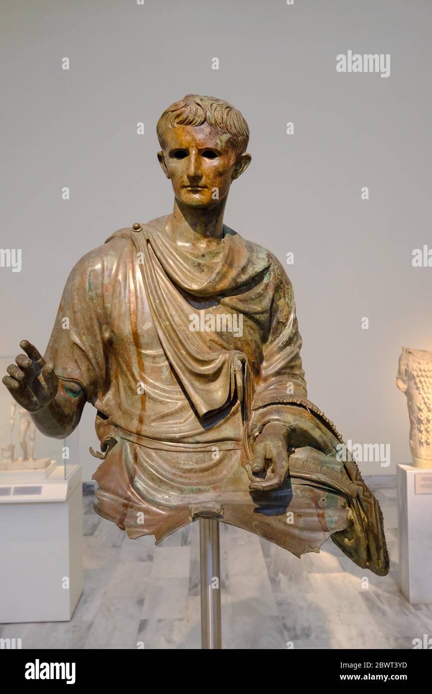 Statue national archaeological museum greece hi-res stock photography ...