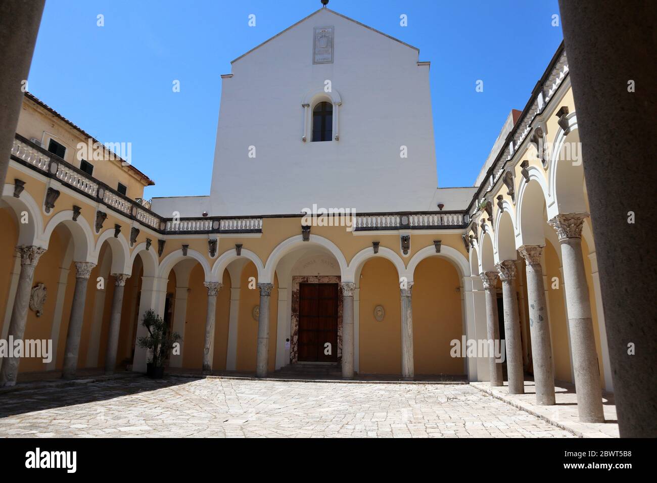 Portico romanico hi-res stock photography and images - Alamy