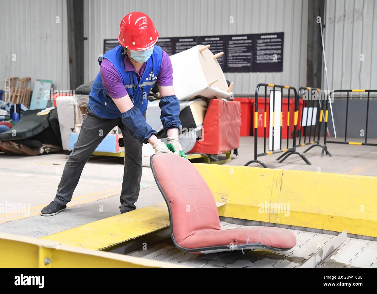 China waste sorting facility hi-res stock photography and images - Alamy
