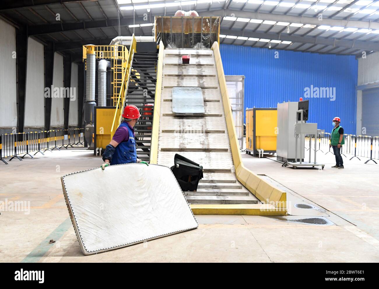 China waste sorting facility hi-res stock photography and images - Alamy