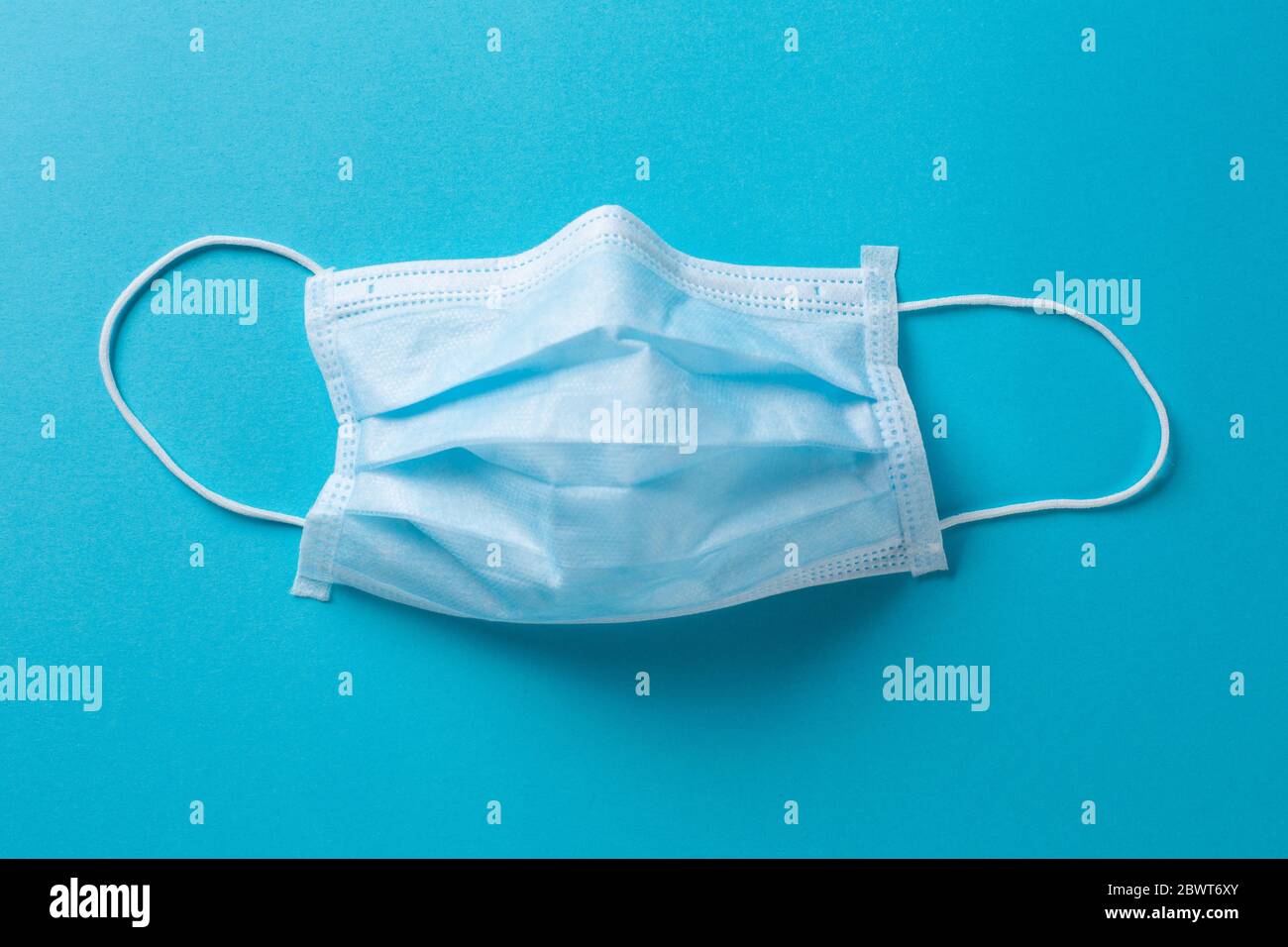 Blue disposable surgical mask hi-res stock photography and images - Alamy