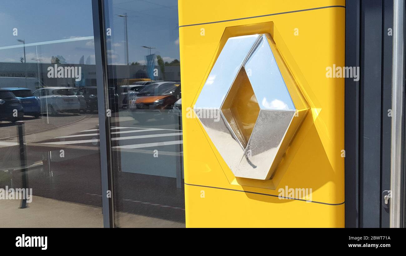 Renault badge logo on renault hi-res stock photography and images - Alamy