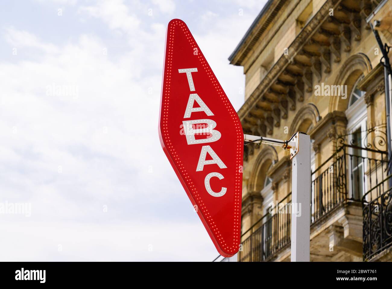 Tabac france shop sign hi-res stock photography and images - Alamy