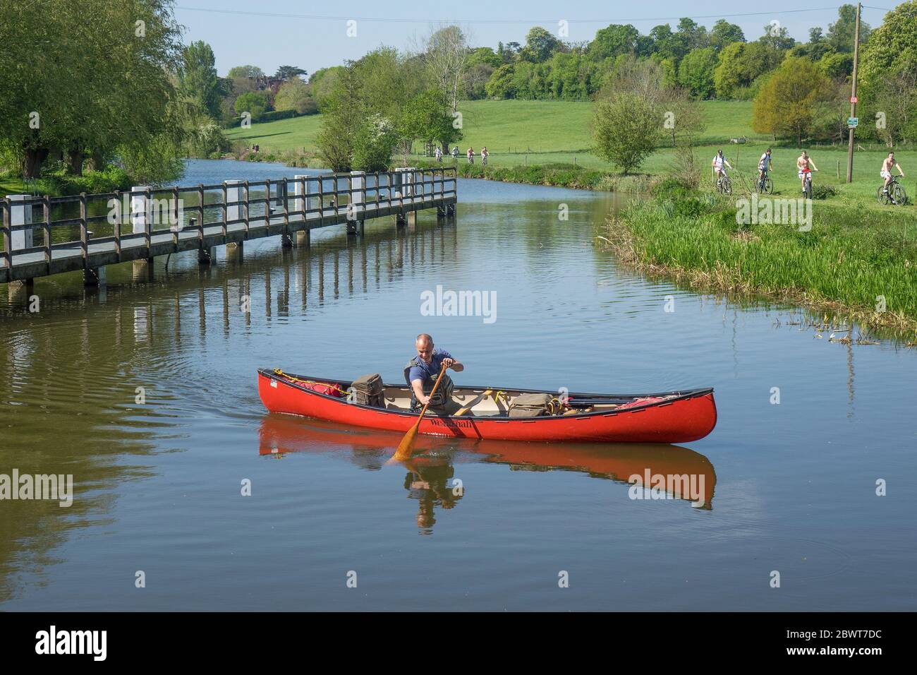 England, Oxfordshire, Shiplake, River Thames, canoe & cyclists Stock ...