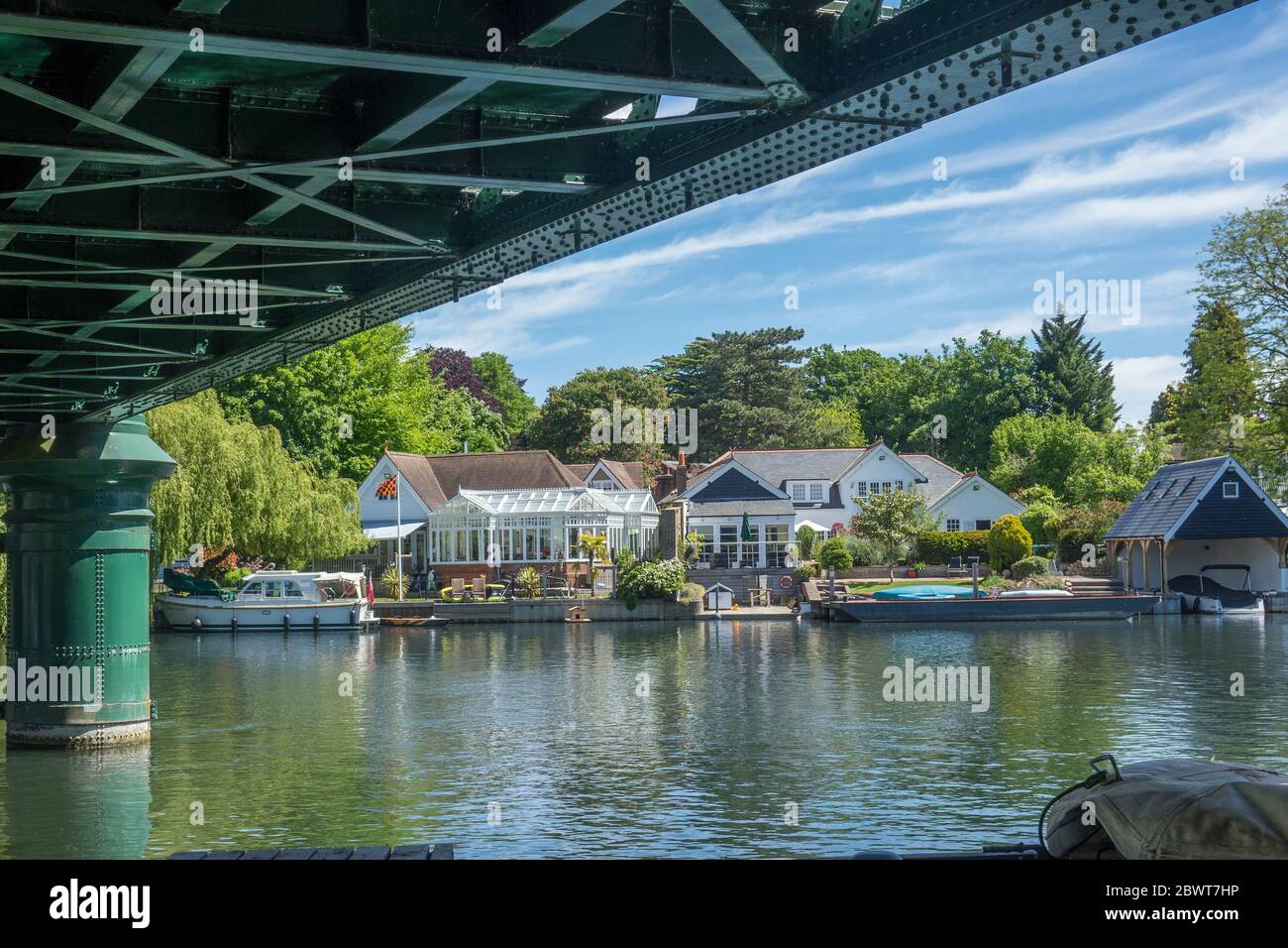 England, Buckinghamshire, Bourne End, River Thames & railway bridge ...