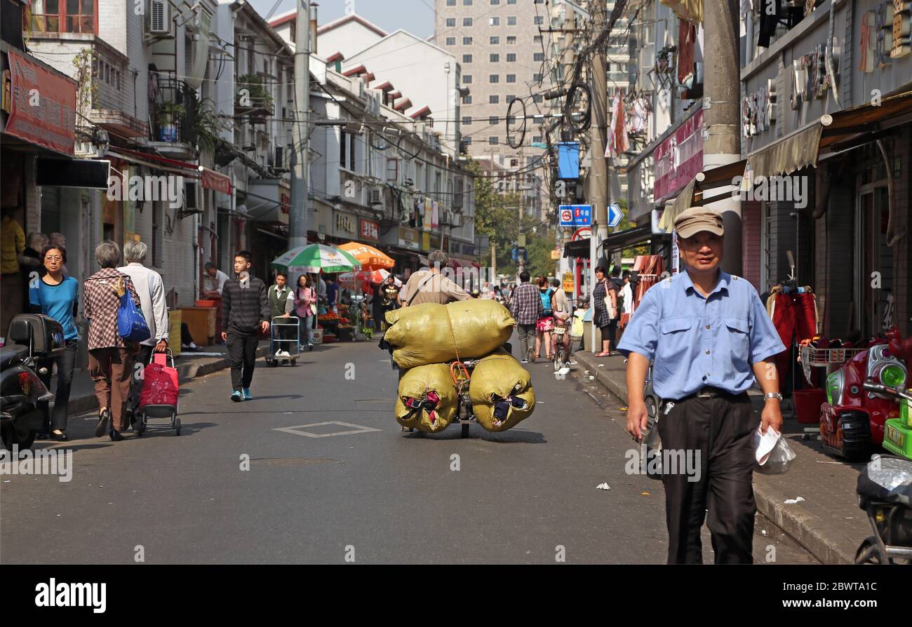 Busy Shanghai street shopping; China Stock Photo - Alamy