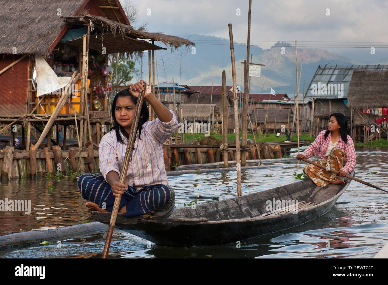Burmese rowing boat hi-res stock photography and images - Alamy