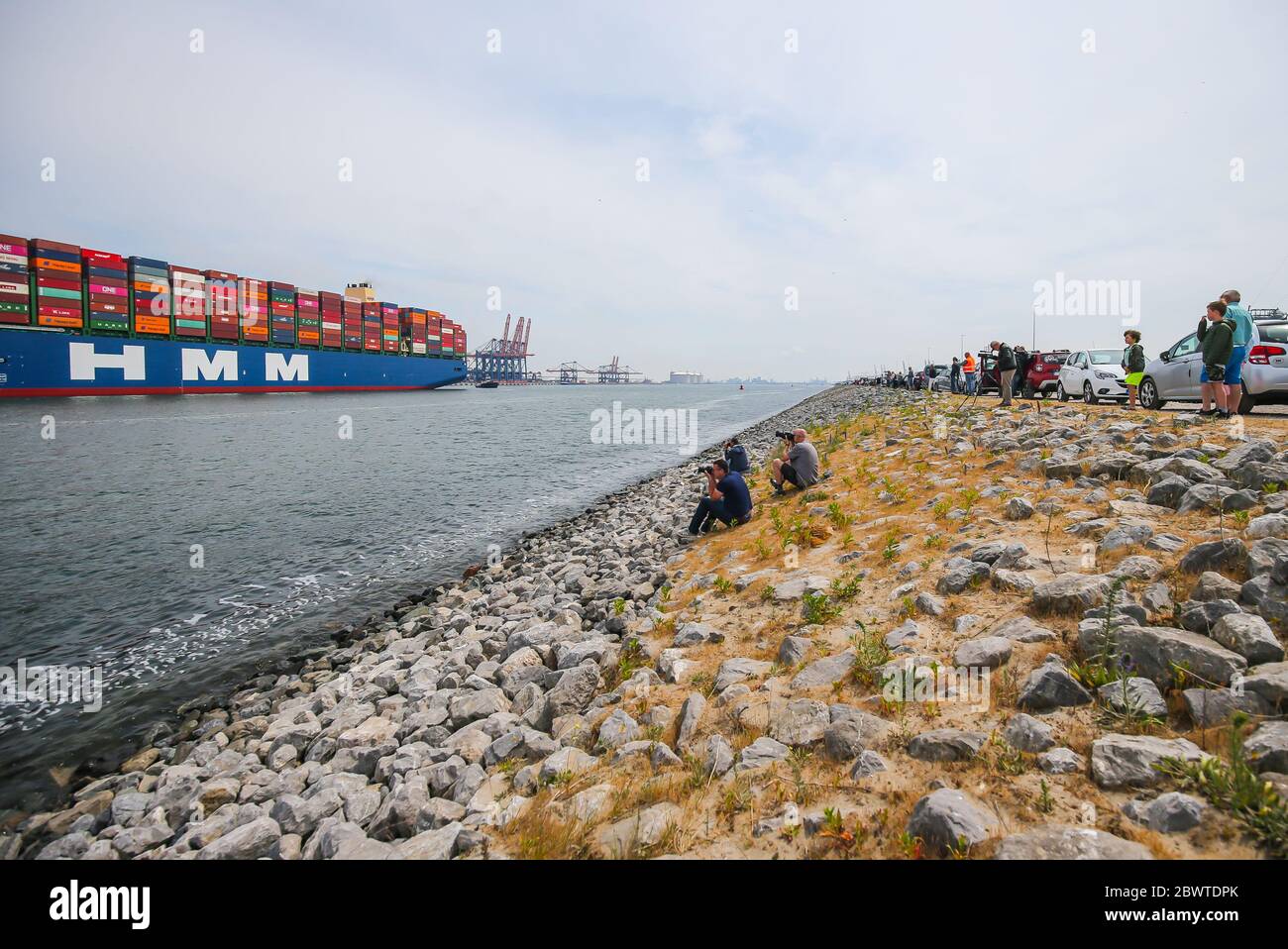 ROTTERDAM, 03-06-2020, Grootste containerschip ter wereld HMM Algeciras ...