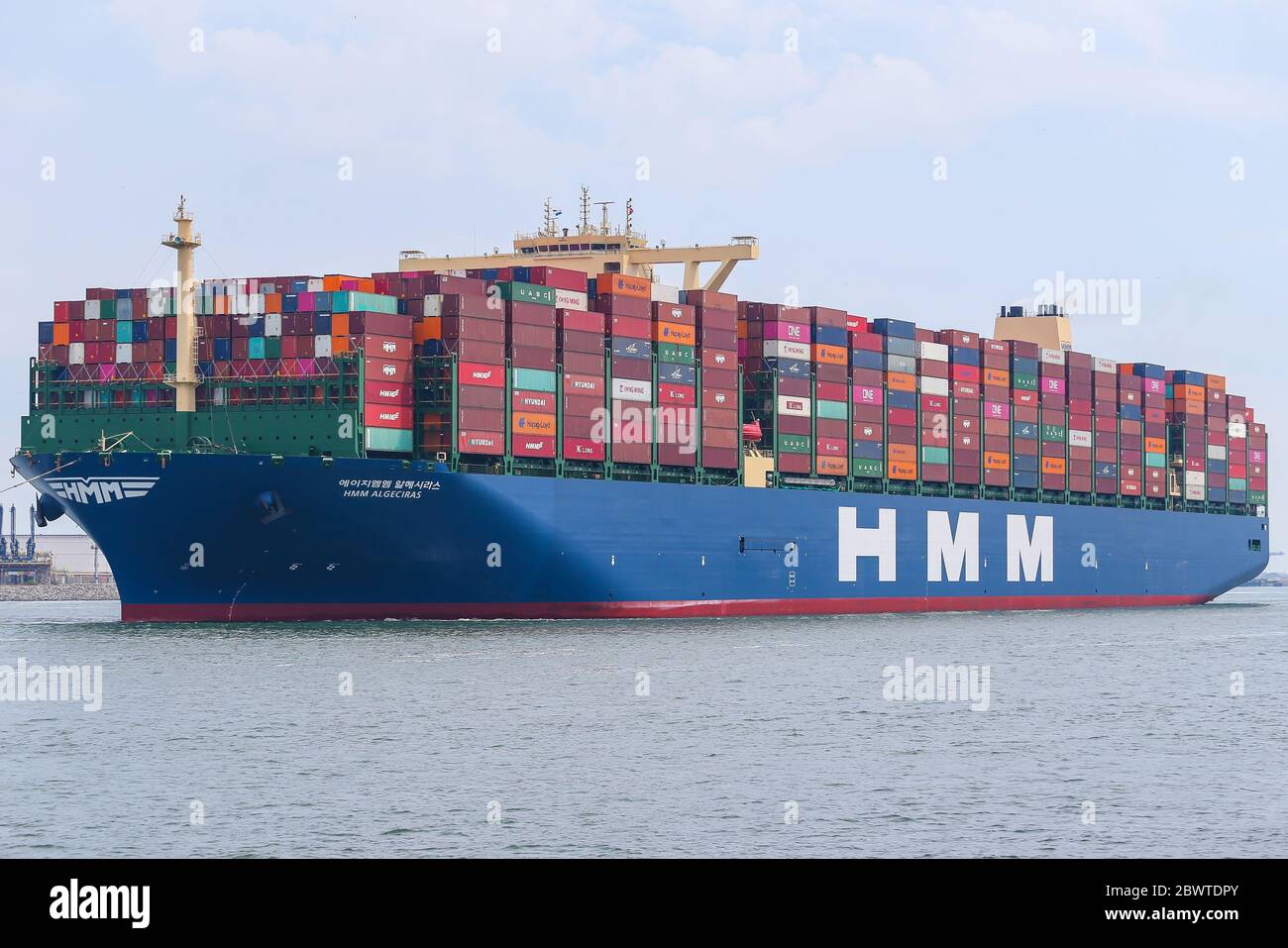 ROTTERDAM, 03-06-2020, Grootste containerschip ter wereld HMM Algeciras arriveert in Rotterdam ...