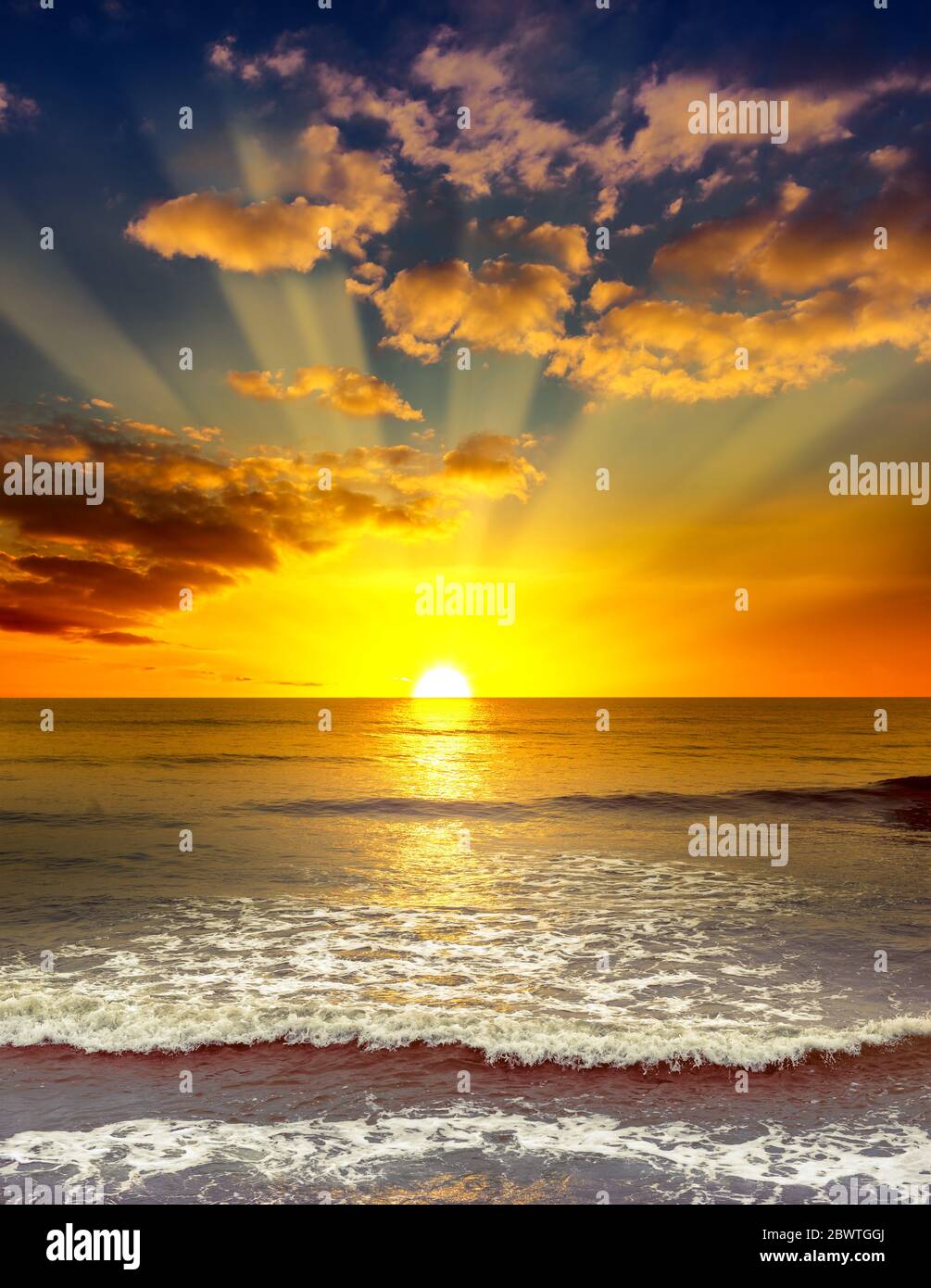 Sunrise over the ocean hi-res stock photography and images - Alamy