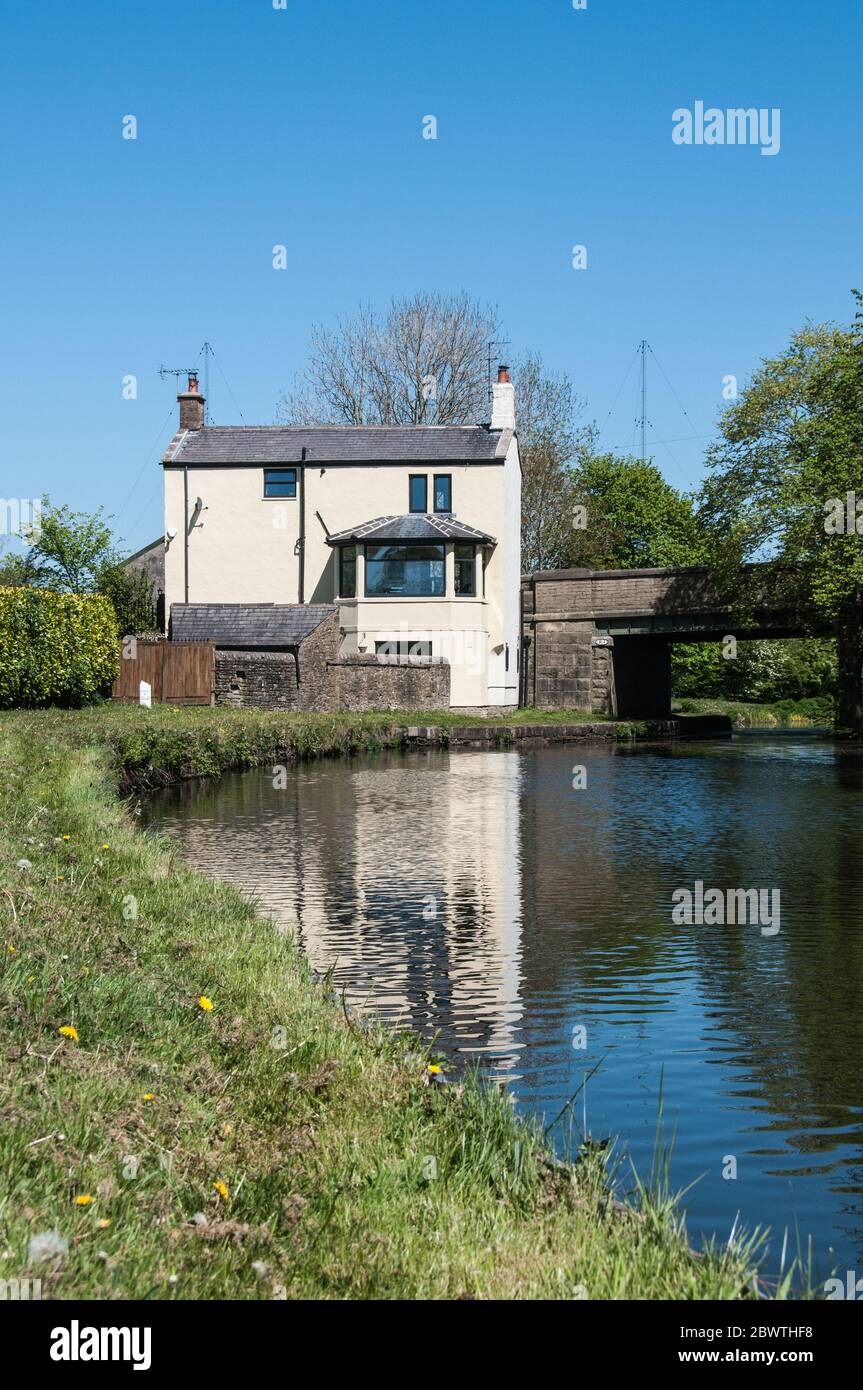 Canal side cottage hi-res stock photography and images - Alamy